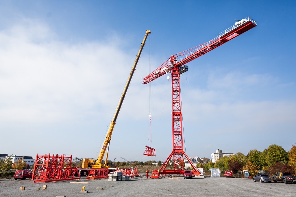 Tadano AC 7.450-1 erects tower crane prototype - DACH