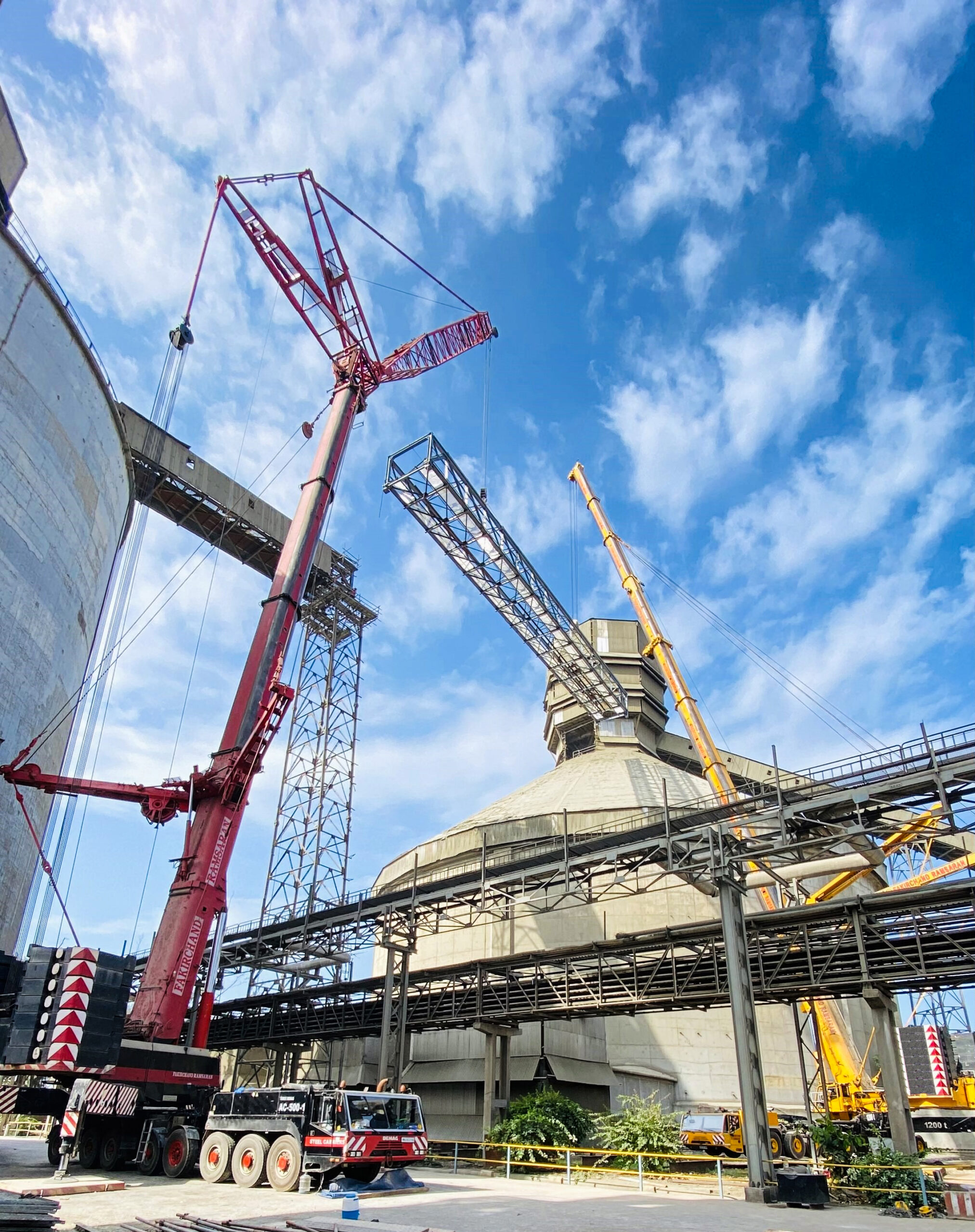 Two Tadano cranes lift steel structure in tandem